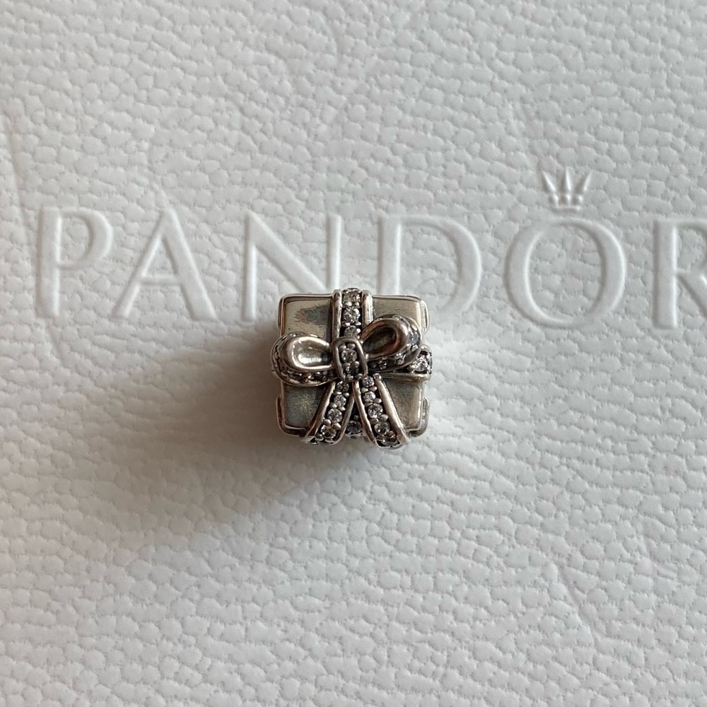 Retired Pandora Sparkling Surprise Present Charm Euc - Gem